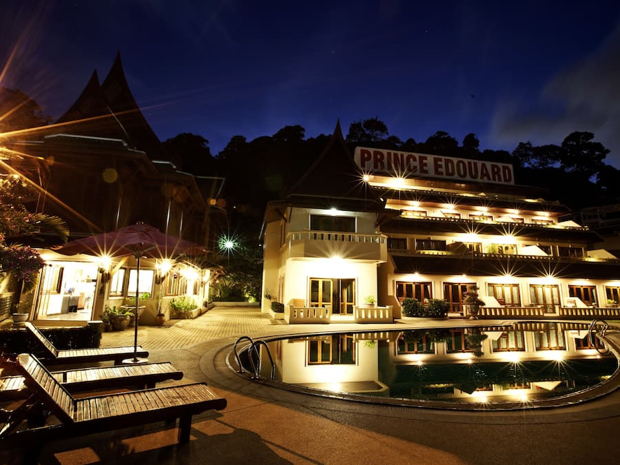 Fachada da propriedade à noite