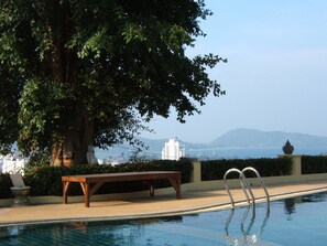 Piscina externa, espreguiçadeiras