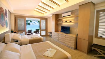 Quarto, piscina particular | Frigobar, cofres nos quartos, escrivaninha, Wi-Fi de cortesia