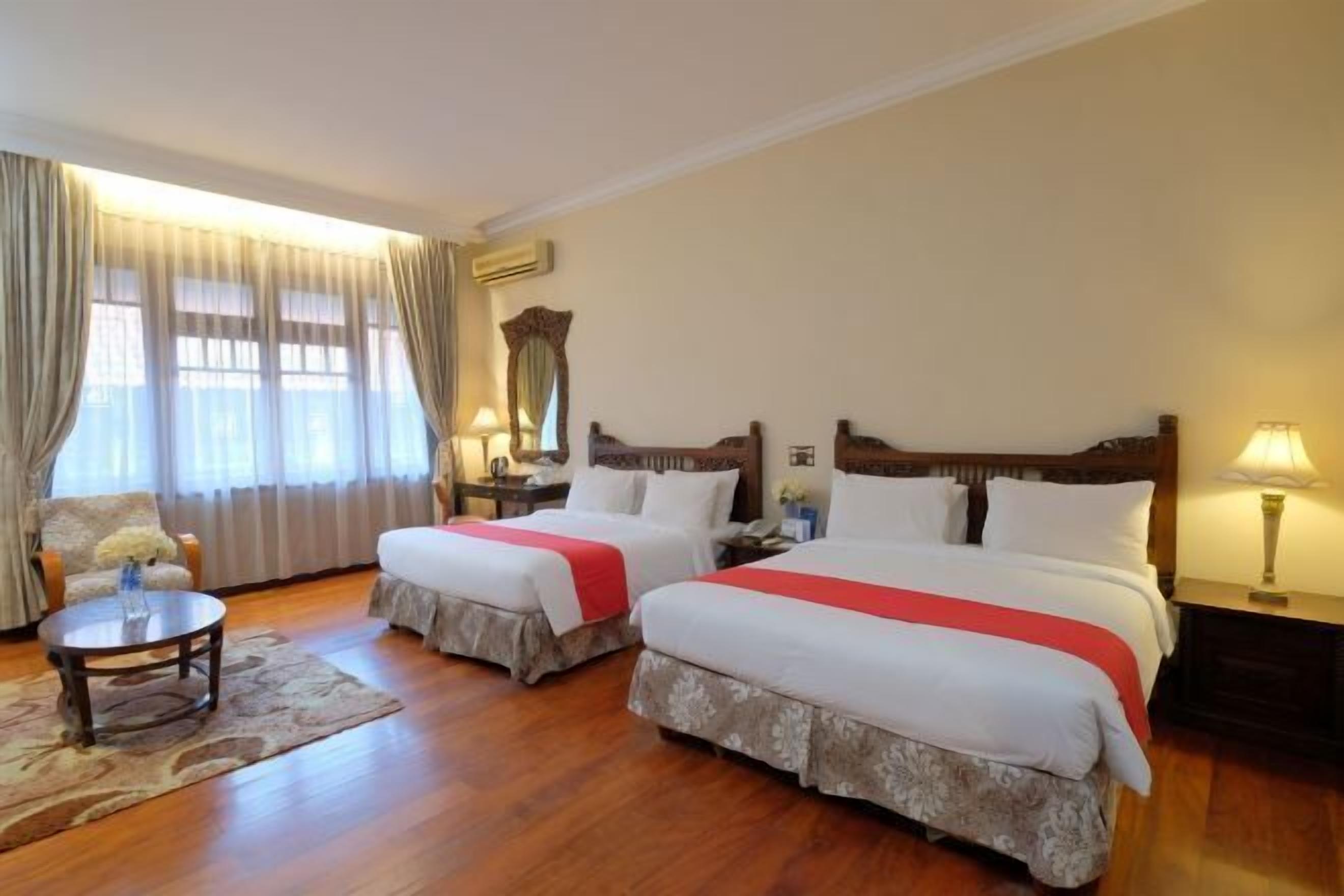 Roupas de cama premium, cofres nos quartos, escrivaninha