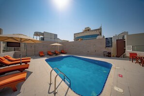 Piscina exterior, da(s) 9:00 à(s) 19:00, guarda-sóis, espreguiçadeiras 