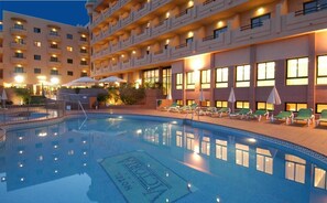 Piscina externa, guarda-sóis, espreguiçadeiras