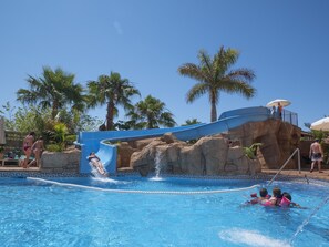 Piscina externa, guarda-sóis, espreguiçadeiras