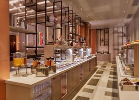 Pequeno-almoço tipo buffet diário (23 EUR por pessoa) 