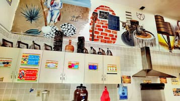 Um frigorífico, um micro-ondas, uma torradeira, liquidificador