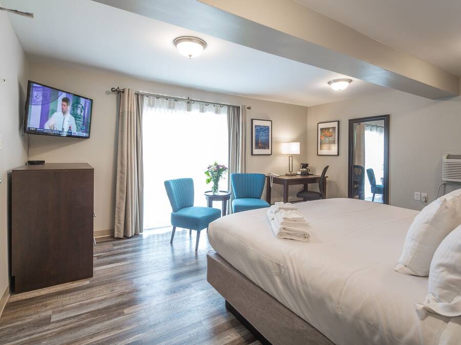 Quarto standard, 1 cama King | Ferros/tábuas de passar roupa, Wi-Fi de cortesia, roupa de cama