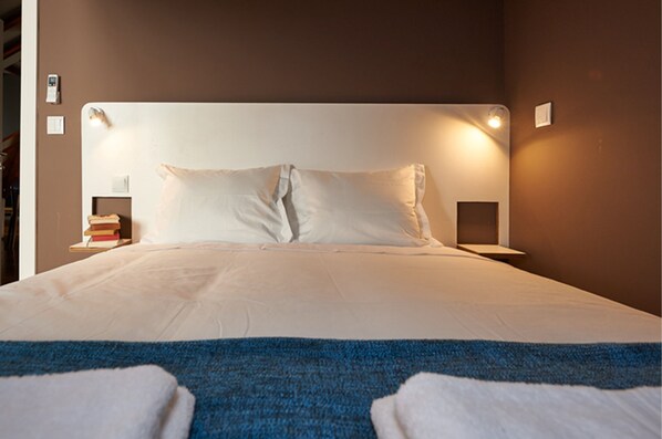 Apartamento, 2 quartos | Secretária, berços/camas para crianças, camas desdobráveis