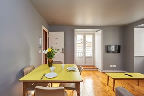 Apartamento, 1 quarto | Sala | TV de ecrã plano