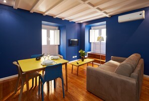 Apartamento, 1 quarto | Sala de estar | TV de tela plana
