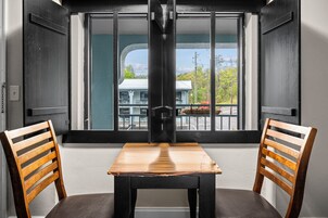 Quarto, 1 cama King | Área de estar | TV de tela plana 42 polegadas com canais a cabo, TV