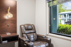 Escrivaninha, ferros/tábuas de passar roupa, berços (sobretaxa)