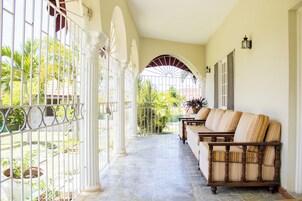 Quarto luxo, 2 camas de casal, para não fumantes, vista para o jardim | Vista da sacada