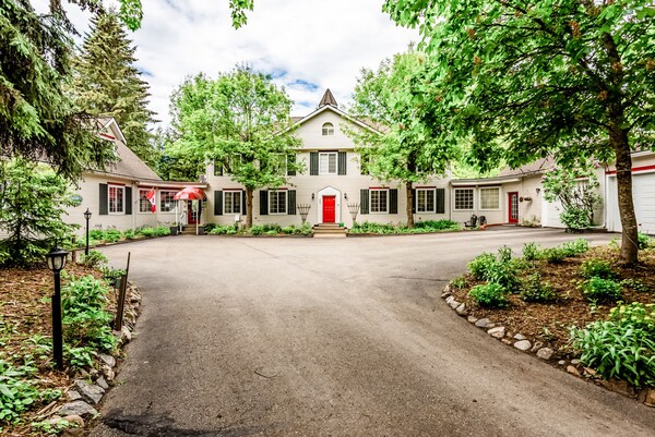 The Inn At The Ninth Hole B&b - Salmon Arm