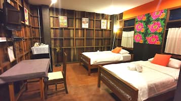Quarto Twin | Com decoração personalizada, com mobília individualizada, secretária
