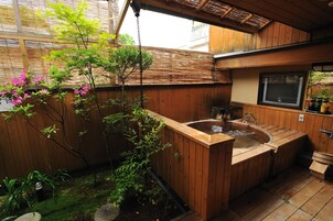 Quarto Superior, no piso executivo (Japanese Style, with Open air bath) | Casa de banho | Um secador de cabelo (mediante pedido), chinelos 