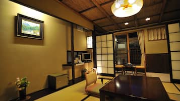 Quarto Standard, no piso executivo (Japanese Style, with Open air bath) | Minibar, cofre no quarto, com decoração personalizada