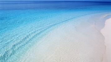 Perto da praia, praia de areia branca, autocarro grátis para a praia