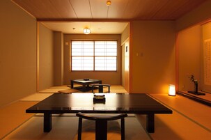 Quarto Tradicional (10 Tatami Size Japanese Style Room D) | Edredões de penas, cofre no quarto, Wi-fi grátis