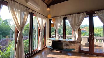 Villa, 2 quartos, piscina privativa | Minibar, cofre no quarto, secretária, ferro/tábua de engomar