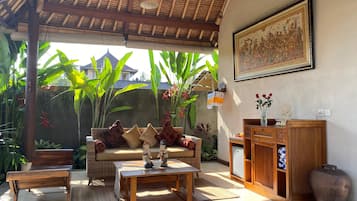 Villa, 1 quarto, piscina privativa | Sala de estar | TV de ecrã plano, leitor de DVD