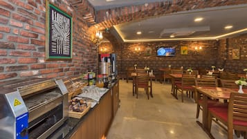 Café da manhã com buffet grátis todos os dias