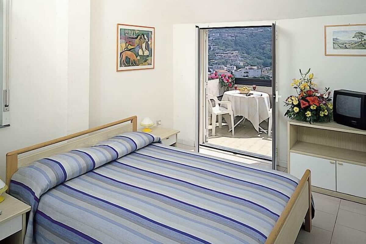 1 quarto, cofre no quarto, secretária
