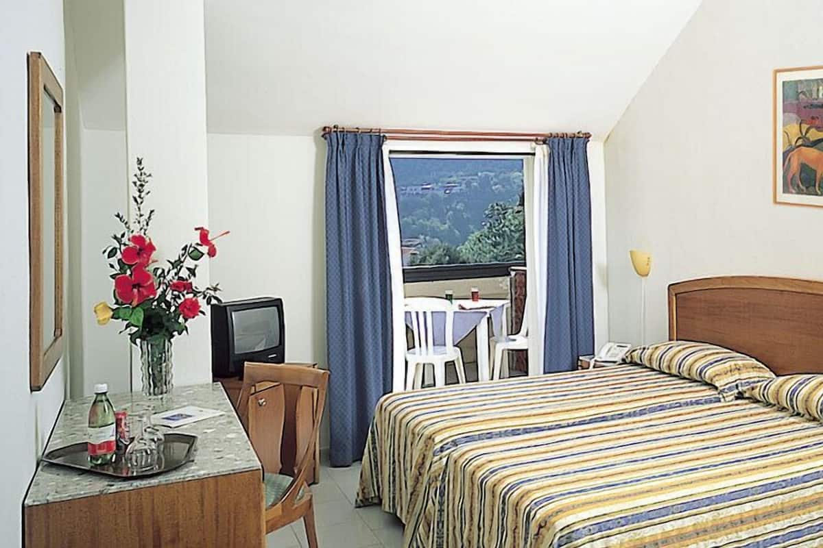 1 quarto, cofre no quarto, secretária