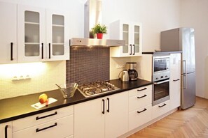 Um frigorífico, um micro-ondas, uma placa de cozinha 