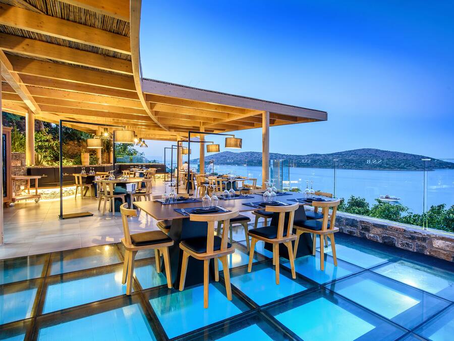 2 restaurantes, pequenos-almoços servidos, cozinha local