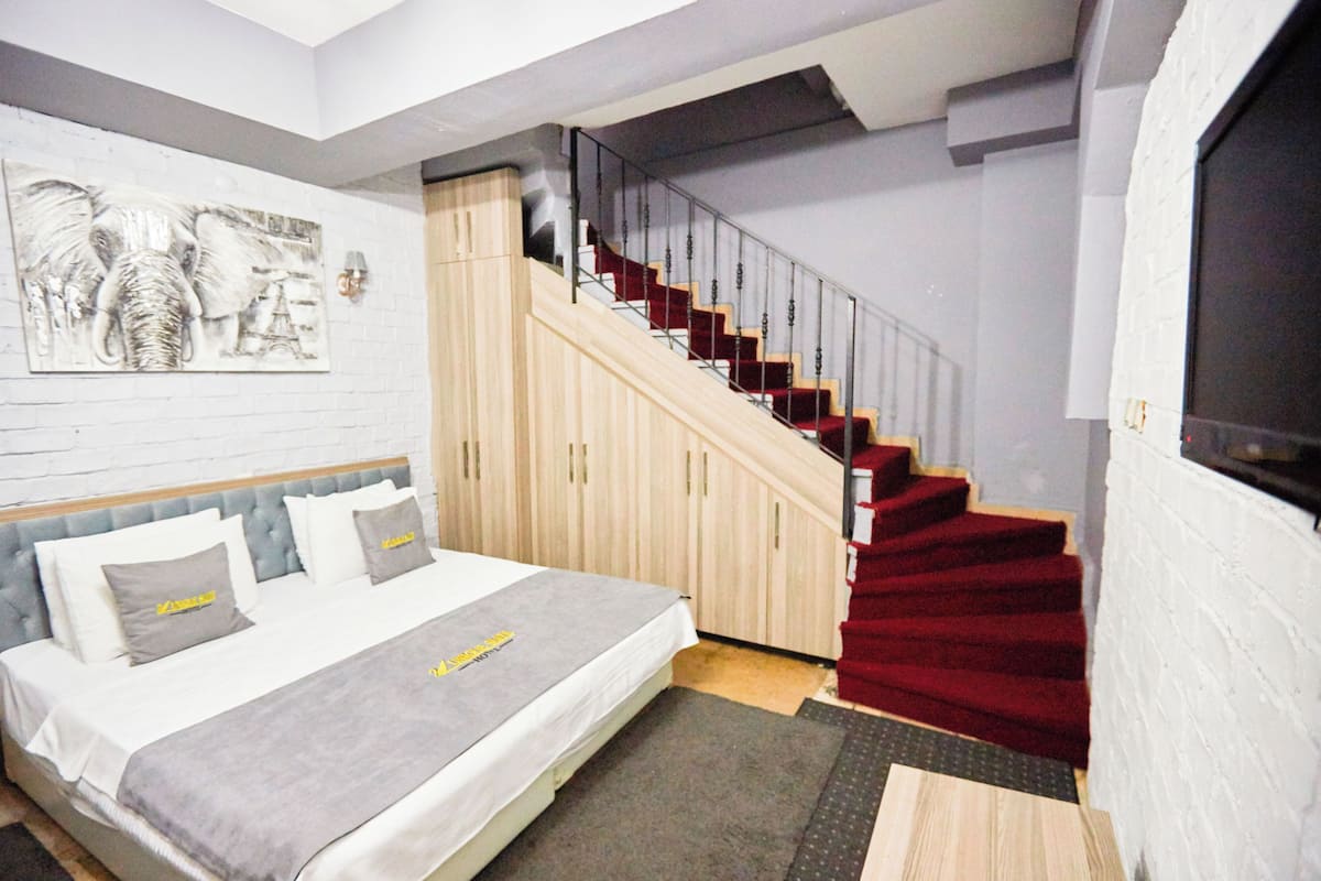 Quarto Económico | Roupa de alta qualidade, edredões de penas, minibar, cofre no quarto