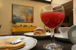 Café da manhã com buffet grátis todos os dias