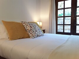 Apartamento, 2 quartos (Quinteiro) | Escrivaninha, ferros/tábuas de passar roupa, berços grátis