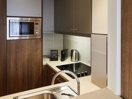 Apartamento superior, 1 quarto | Cozinha privada | Geladeira grande, micro-ondas, lava-louças, cafeteira/chaleira