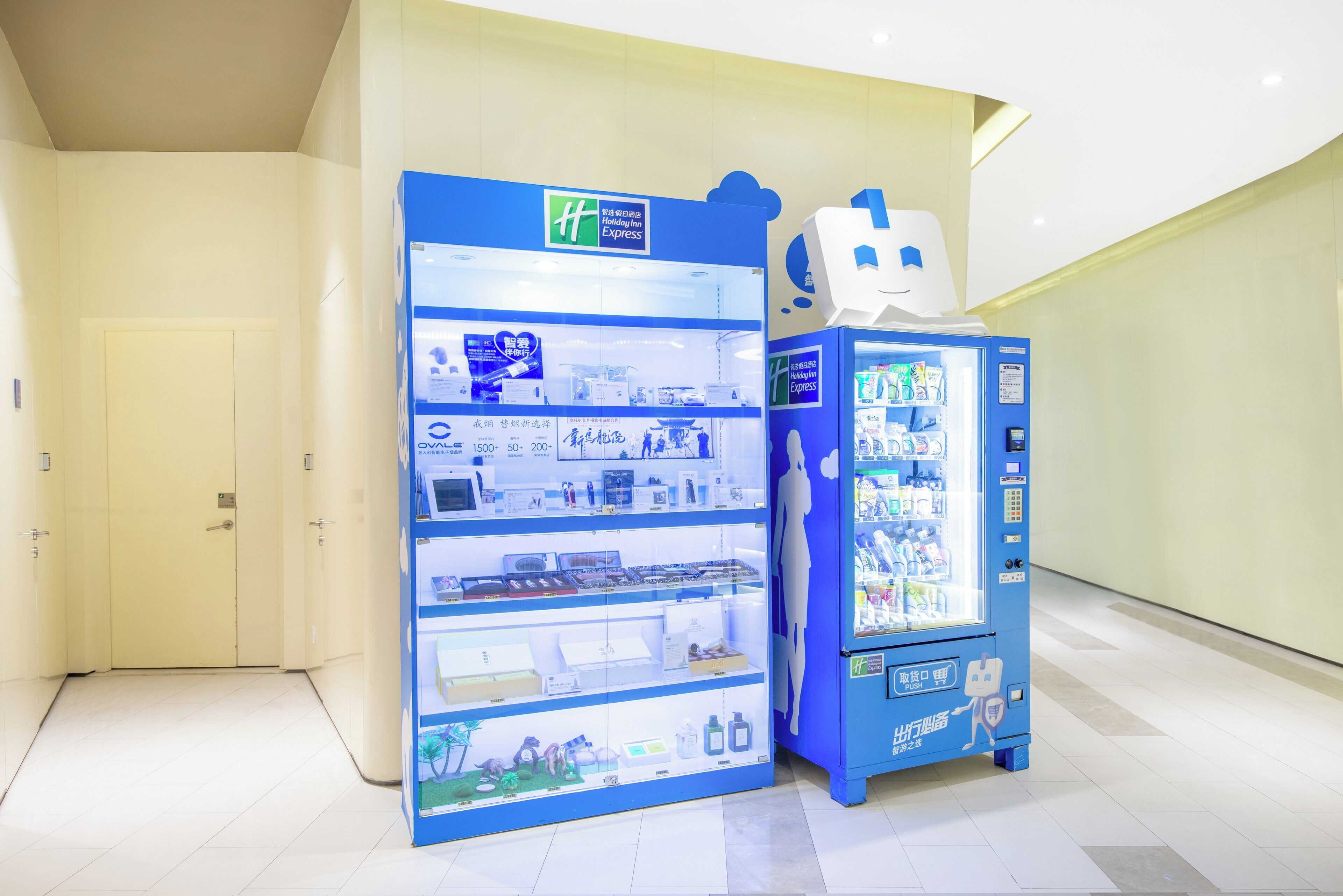 Máquina de vendas e vitrine com diversos produtos.