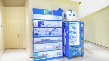 Máquina de vendas e vitrine com diversos produtos.