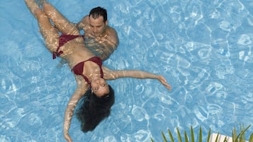 2 piscinas internas, piscina externa, guarda-sóis, espreguiçadeiras