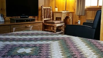 Quarto Básico, 2 quartos, quartos comunicantes (2 Queens, Off River: #7/8) | Roupa de alta qualidade, camas de colchão Tempur-Pedic, Wi-fi grátis