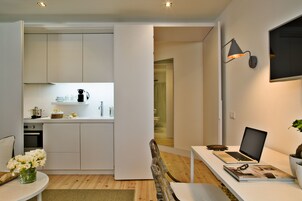 Estúdio Deluxe, kitchenette | Sala | TV de ecrã plano 