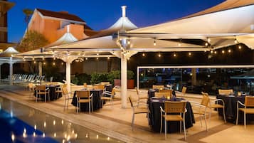 7 restaurantes, com serviço de café da manhã e almoço; frutos do mar
