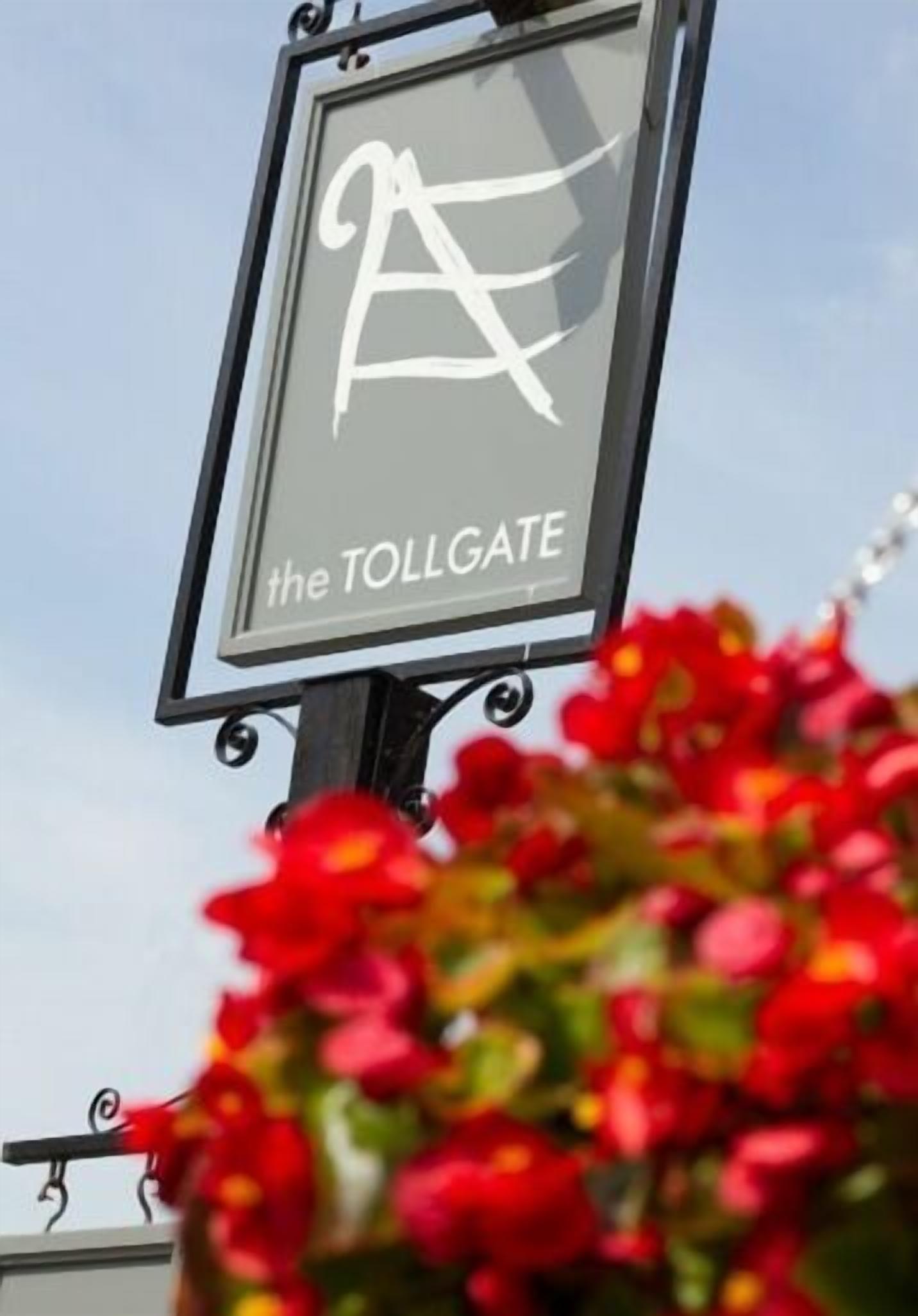 Placa para 'The Tollgate', com design simples e nome legível.