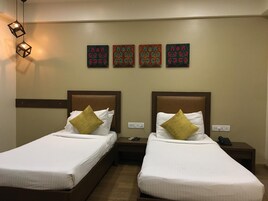 Frigobar, escrivaninha, Wi-Fi de cortesia, roupa de cama