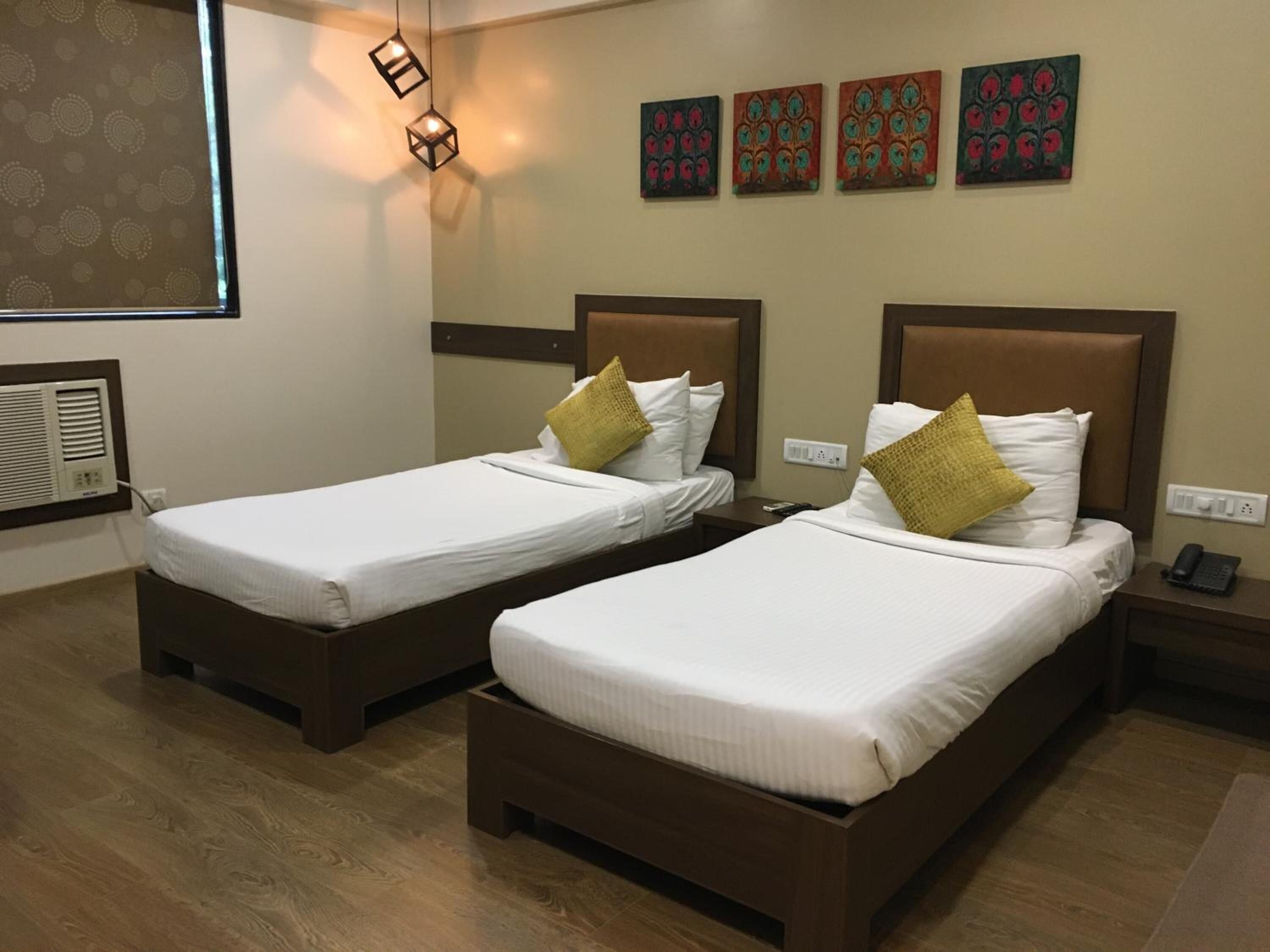 Frigobar, escrivaninha, Wi-Fi de cortesia, roupa de cama