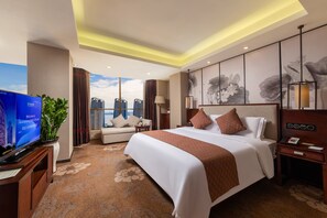 Suíte luxo, 1 cama King | Roupas de cama premium, escrivaninha, cortinas blackout