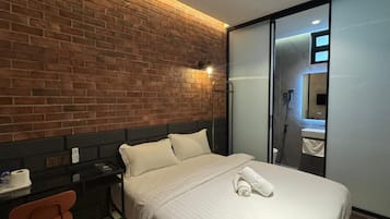 Quarto Premium, 1 cama queen-size | Roupa de alta qualidade, cofre no quarto, secretária, Wi-fi grátis