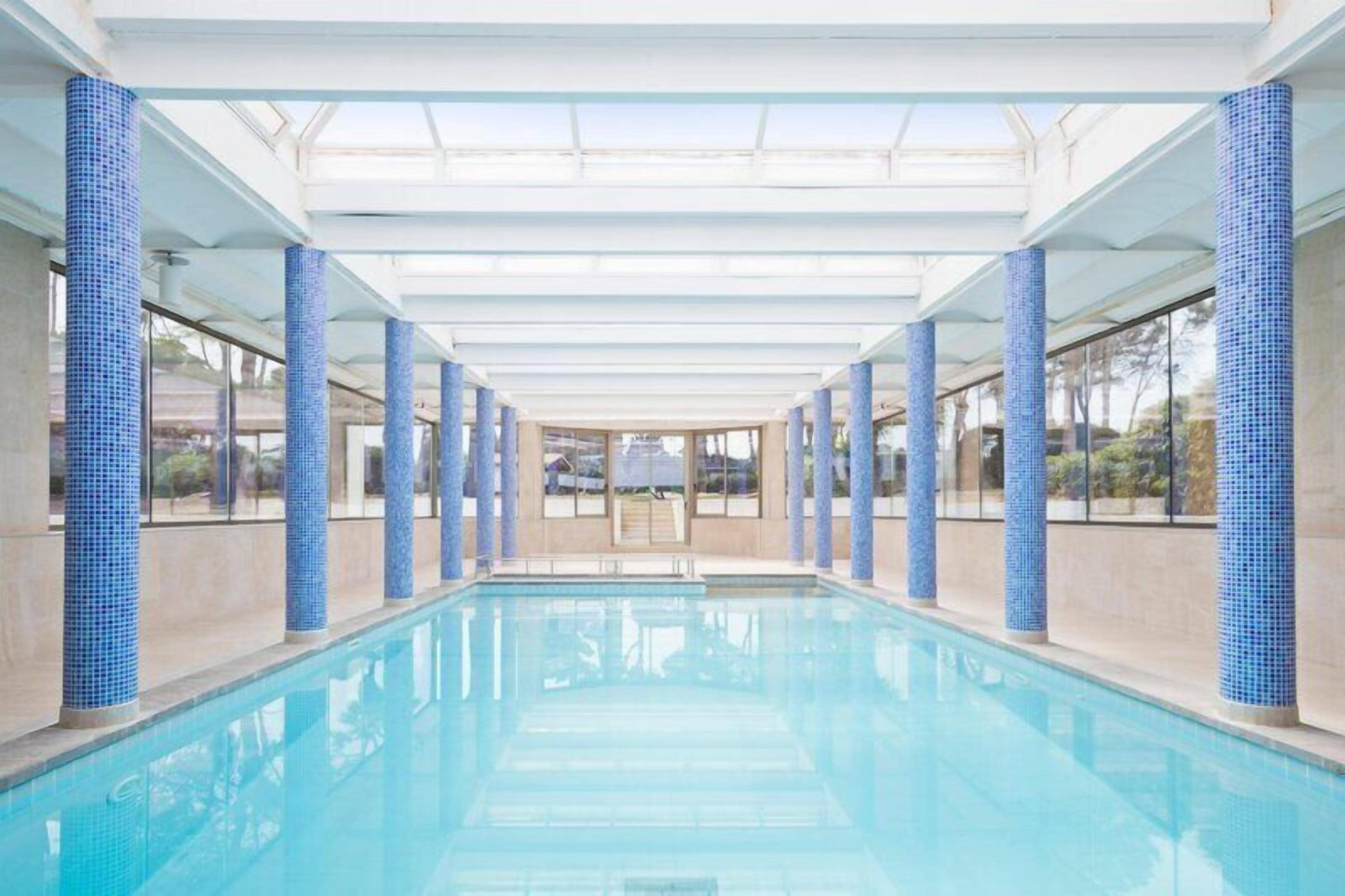 Piscina interior, piscina exterior, guarda-sóis, espreguiçadeiras 