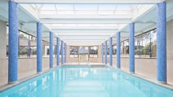 Piscina interior, piscina exterior, guarda-sóis, espreguiçadeiras
