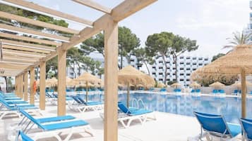 Piscina interior, piscina exterior, guarda-sóis, espreguiçadeiras