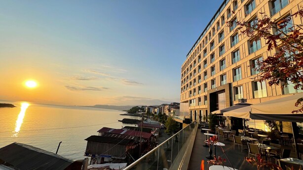 Hotel à beira-mar com área externa e vista para o mar.