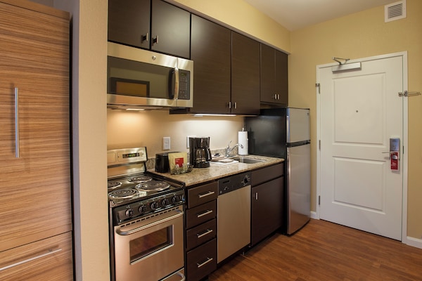 Geladeira, micro-ondas, cooktop, lava-louças