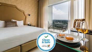 Quarto duplo com banheira de hidromassagem | Frigobar, cofres nos quartos, individualmente decorados